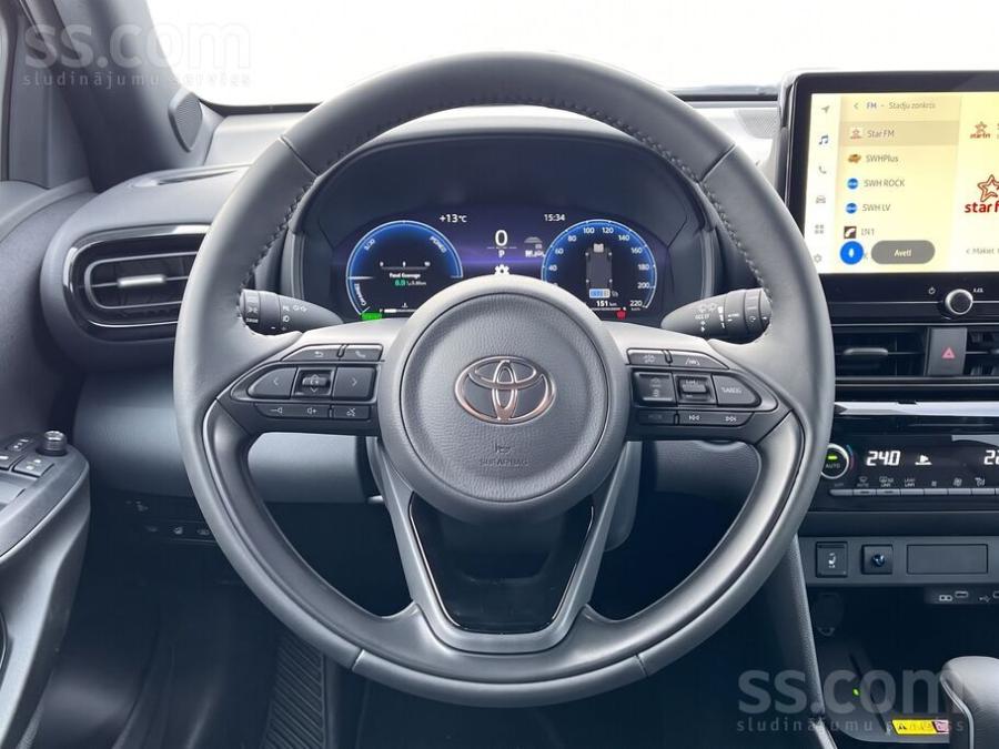 Green Toyota Yaris 2026 in Riga, with an engine capacity of 1.50 L and mileage of 4 thousand km for 29990 €, photo 13 on AUTOMOTO.COM.LV