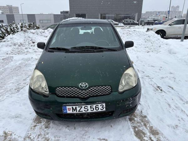 Green Toyota Yaris 2003 in Vilnius, with an engine capacity of 1.36 L and mileage of 302 thousand km for 450 €, photo 1 on AUTOMOTO.COM.LV