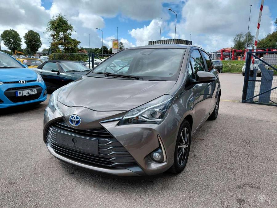 Green Toyota Yaris 2018 in Klaipeda, with an engine capacity of 1.50 L and mileage of 165 thousand km for 10500 €, photo 1 on AUTOMOTO.COM.LV
