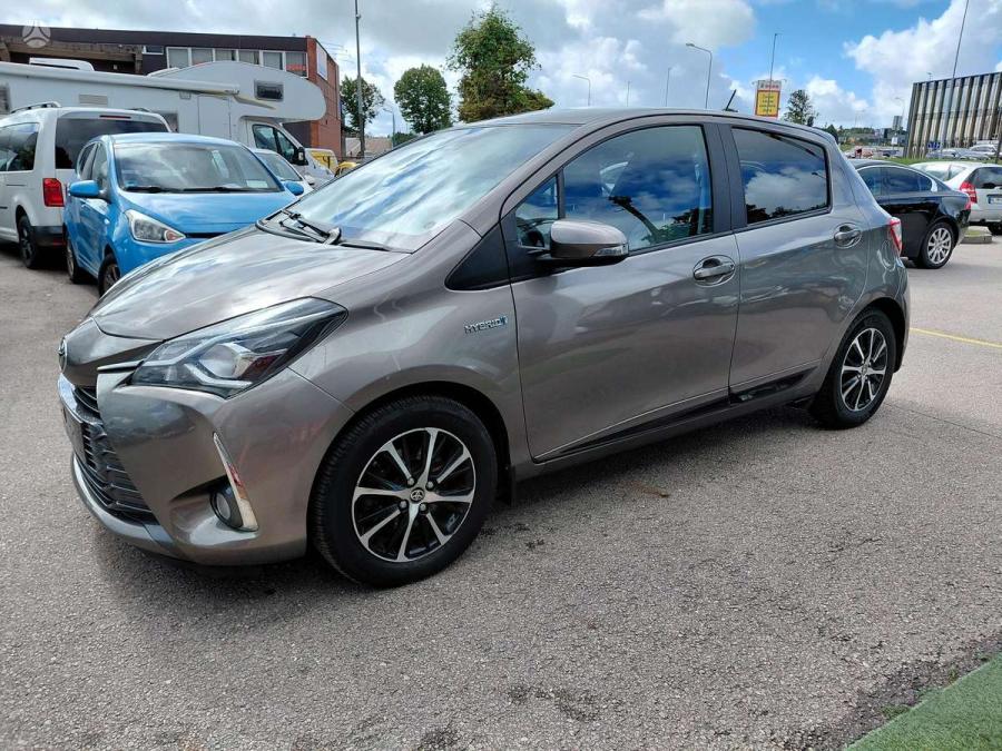 Green Toyota Yaris 2018 in Klaipeda, with an engine capacity of 1.50 L and mileage of 165 thousand km for 10500 €, photo 3 on AUTOMOTO.COM.LV