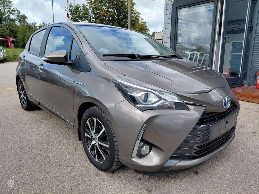 Green Toyota Yaris 2018 in Klaipeda, with an engine capacity of 1.50 L and mileage of 165 thousand km for 10500 €, photo 5 on AUTOMOTO.COM.LV