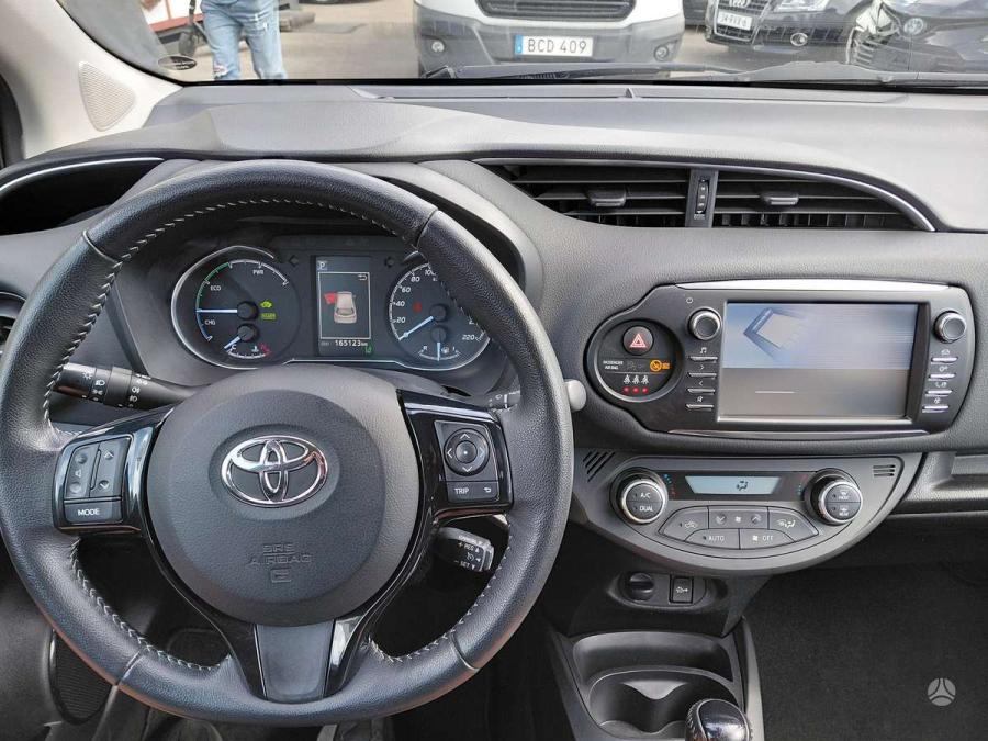 Green Toyota Yaris 2018 in Klaipeda, with an engine capacity of 1.50 L and mileage of 165 thousand km for 10500 €, photo 16 on AUTOMOTO.COM.LV