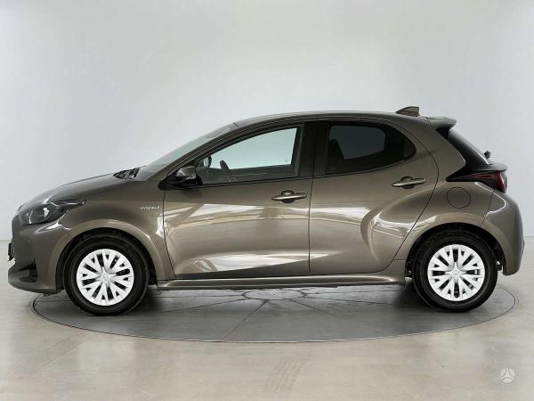Green Toyota Yaris 2020 in Vilnius, with an engine capacity of 1.49 L and mileage of 84 thousand km for 15900 €, photo 3 on AUTOMOTO.COM.LV