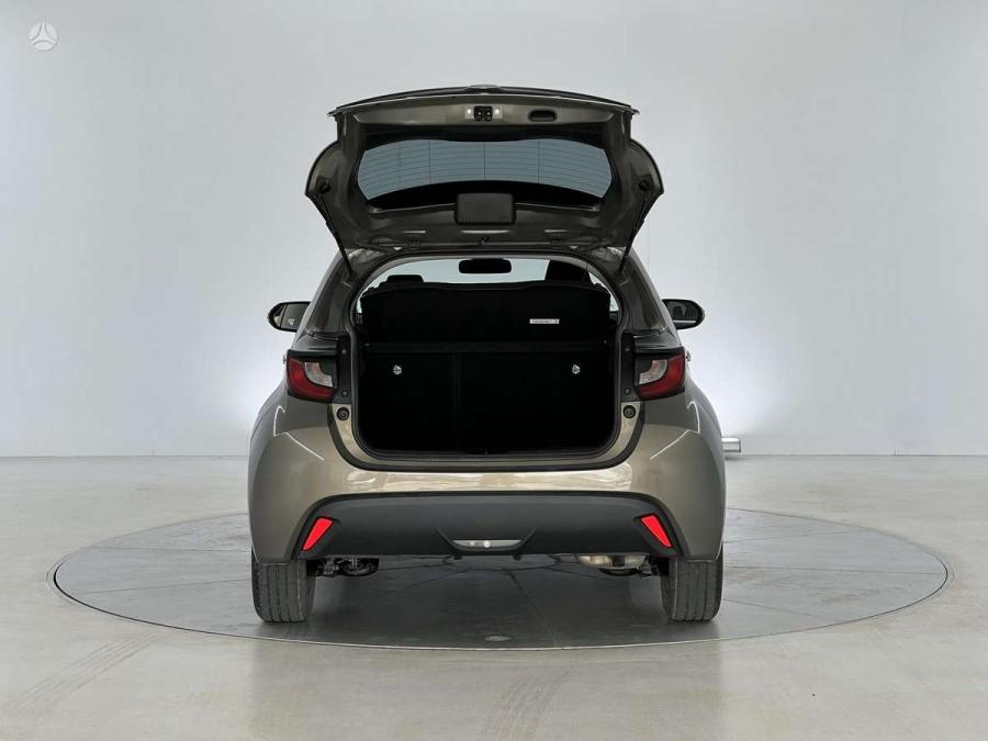 Green Toyota Yaris 2020 in Vilnius, with an engine capacity of 1.49 L and mileage of 84 thousand km for 15900 €, photo 11 on AUTOMOTO.COM.LV