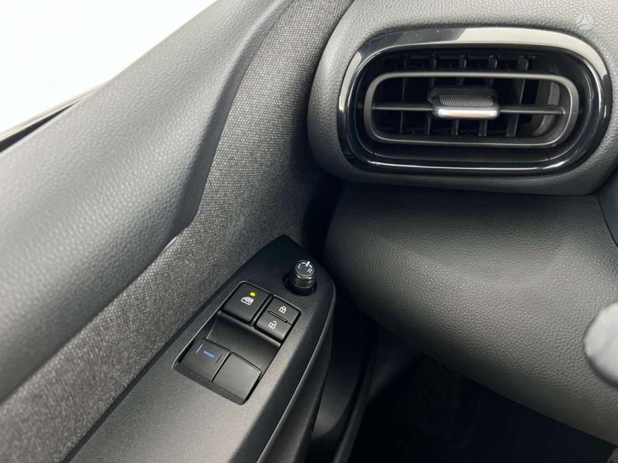 Green Toyota Yaris 2020 in Vilnius, with an engine capacity of 1.49 L and mileage of 84 thousand km for 15900 €, photo 25 on AUTOMOTO.COM.LV