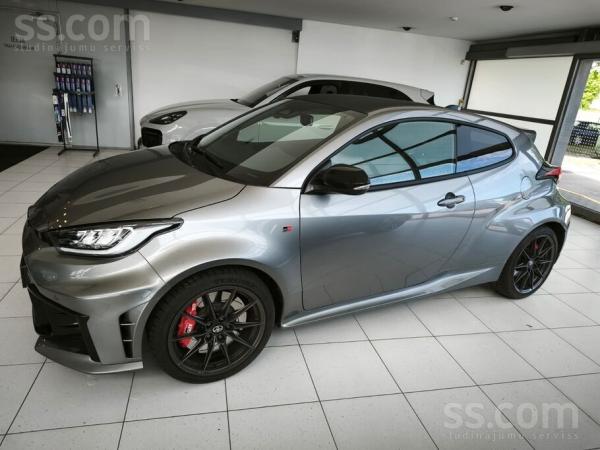Grey Toyota Yaris 2025 in Riga, with an engine capacity of 1.60 L and mileage of 9 thousand km for 52900 €, photo 5 on AUTOMOTO.COM.LV
