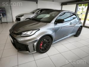 Pelēks Toyota Yaris 2025 Rīga, ar dzinēja tilpumu 1.60 L un nobraukumu 9 tūkst. km par 52900 €, foto  vietnē AUTOMOTO.COM.LV