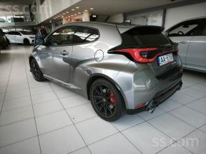 Pelēks Toyota Yaris 2025 Rīga, ar dzinēja tilpumu 1.60 L un nobraukumu 9 tūkst. km par 52900 €, foto 4 vietnē AUTOMOTO.COM.LV