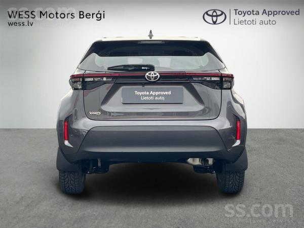 Pelēks Toyota Yaris 2021 Rīga, ar dzinēja tilpumu 1.50 L un nobraukumu 71 tūkst. km par 17990 €, foto 4 vietnē AUTOMOTO.COM.LV