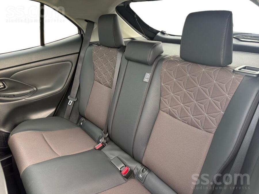 Pelēks Toyota Yaris 2022 Rīga, ar dzinēja tilpumu 1.50 L un nobraukumu 28 tūkst. km par 25990 €, foto 20 vietnē AUTOMOTO.COM.LV