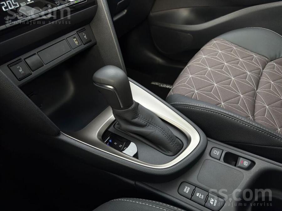 Pelēks Toyota Yaris 2022 Rīga, ar dzinēja tilpumu 1.50 L un nobraukumu 28 tūkst. km par 25990 €, foto 21 vietnē AUTOMOTO.COM.LV