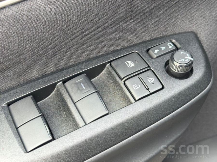 Pelēks Toyota Yaris 2022 Rīga, ar dzinēja tilpumu 1.50 L un nobraukumu 28 tūkst. km par 25990 €, foto 26 vietnē AUTOMOTO.COM.LV