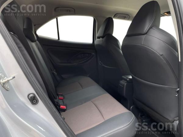 Grey Toyota Yaris 2023 in Riga, with an engine capacity of 1.50 L and mileage of 52 thousand km for 23590 €, photo 7 on AUTOMOTO.COM.LV