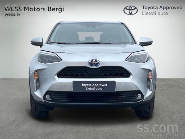 Grey Toyota Yaris 2023 in Riga, with an engine capacity of 1.50 L and mileage of 49 thousand km for 20990 €, photo 5 on AUTOMOTO.COM.LV