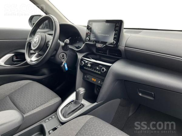 Grey Toyota Yaris 2023 in Riga, with an engine capacity of 1.50 L and mileage of 49 thousand km for 20990 €, photo 6 on AUTOMOTO.COM.LV