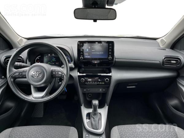 Grey Toyota Yaris 2023 in Riga, with an engine capacity of 1.50 L and mileage of 49 thousand km for 20990 €, photo 8 on AUTOMOTO.COM.LV