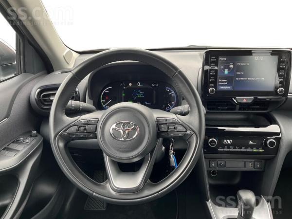 Grey Toyota Yaris 2023 in Riga, with an engine capacity of 1.50 L and mileage of 49 thousand km for 20990 €, photo 9 on AUTOMOTO.COM.LV