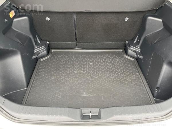 Grey Toyota Yaris 2023 in Riga, with an engine capacity of 1.50 L and mileage of 49 thousand km for 20990 €, photo 10 on AUTOMOTO.COM.LV