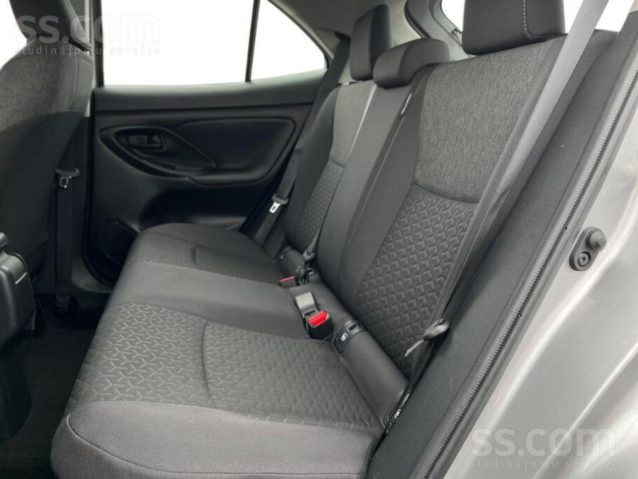 Pelēks Toyota Yaris 2023 Rīga, ar dzinēja tilpumu 1.50 L un nobraukumu 49 tūkst. km par 20990 €, foto 22 vietnē AUTOMOTO.COM.LV