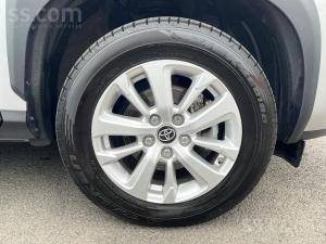Pelēks Toyota Yaris 2023 Rīga, ar dzinēja tilpumu 1.50 L un nobraukumu 49 tūkst. km par 20990 €, foto 23 vietnē AUTOMOTO.COM.LV