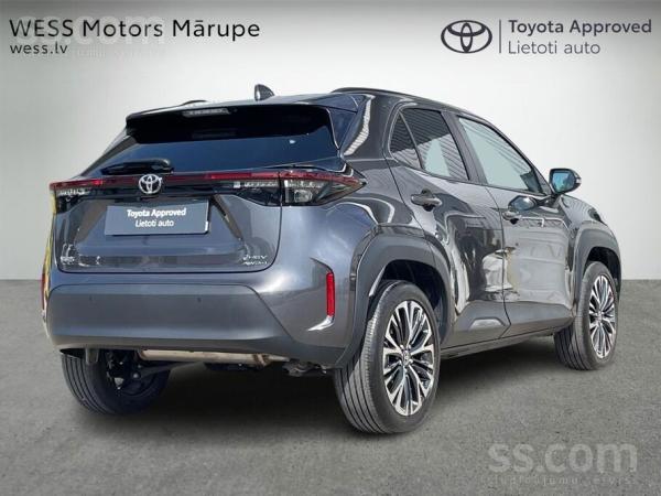 Grey Toyota Yaris 2024 in Riga, with an engine capacity of 1.50 L and mileage of 11 thousand km for 29990 €, photo 2 on AUTOMOTO.COM.LV