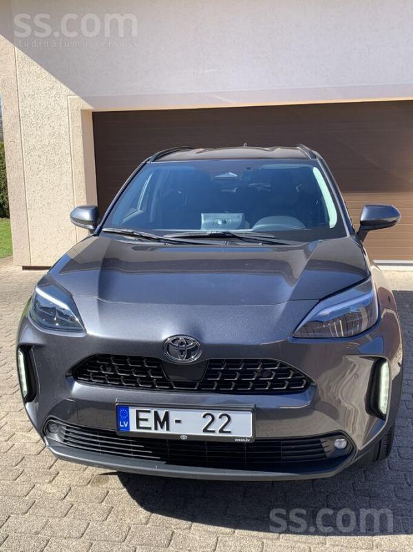 Grey Toyota Yaris 2024 in Riga, with an engine capacity of 1.50 L and mileage of 19 thousand km for 22950 €, photo 4 on AUTOMOTO.COM.LV