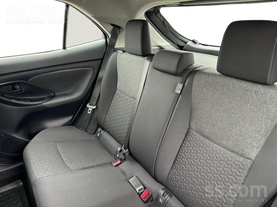 Pelēks Toyota Yaris 2024 Rīga, ar dzinēja tilpumu 1.50 L un nobraukumu 22 tūkst. km par 24490 €, foto 20 vietnē AUTOMOTO.COM.LV