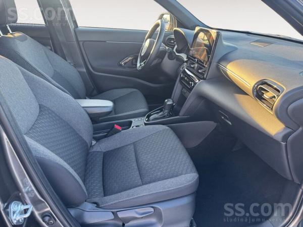 Pelēks Toyota Yaris 2025 Rīga, ar dzinēja tilpumu 1.50 L un nobraukumu 25 tūkst. km par 23500 €, foto 6 vietnē AUTOMOTO.COM.LV