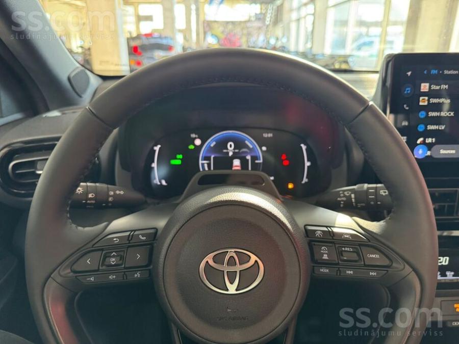 Grey Toyota Yaris 2025 in Riga, with an engine capacity of 1.50 L and mileage of 10 thousand km for 25450 €, photo 10 on AUTOMOTO.COM.LV