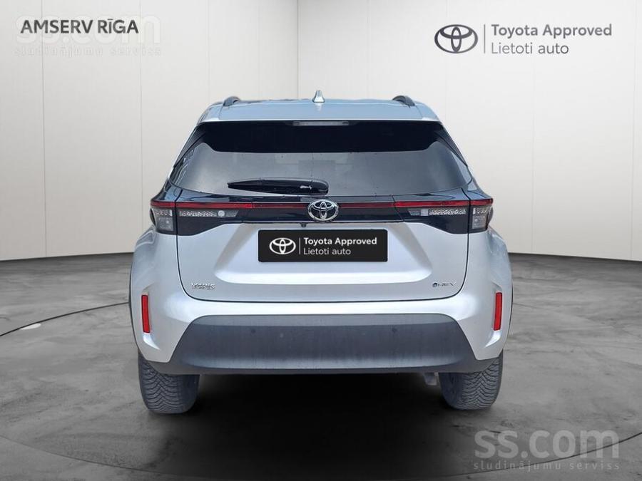 Grey Toyota Yaris 2025 in Riga, with an engine capacity of 1.50 L and mileage of 29 thousand km for 23500 €, photo 7 on AUTOMOTO.COM.LV