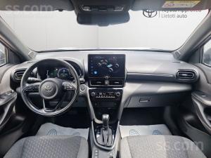 Grey Toyota Yaris 2025 in Riga, with an engine capacity of 1.50 L and mileage of 29 thousand km for 23500 €, photo 10 on AUTOMOTO.COM.LV