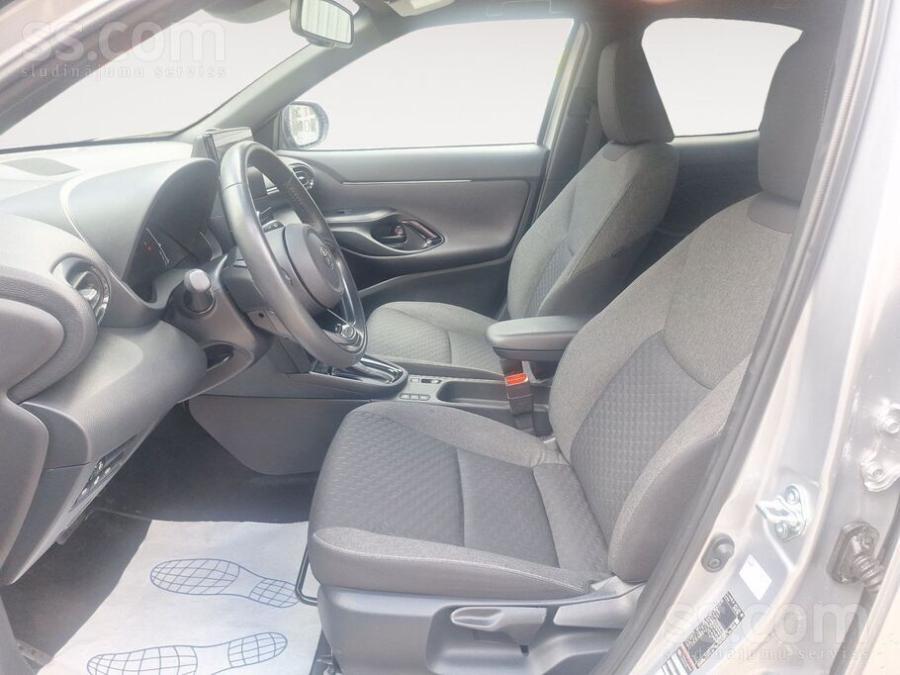 Grey Toyota Yaris 2025 in Riga, with an engine capacity of 1.50 L and mileage of 29 thousand km for 23500 €, photo 11 on AUTOMOTO.COM.LV