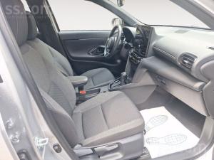 Grey Toyota Yaris 2025 in Riga, with an engine capacity of 1.50 L and mileage of 29 thousand km for 23500 €, photo 13 on AUTOMOTO.COM.LV