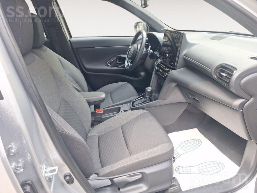 Grey Toyota Yaris 2025 in Riga, with an engine capacity of 1.50 L and mileage of 29 thousand km for 23500 €, photo 13 on AUTOMOTO.COM.LV
