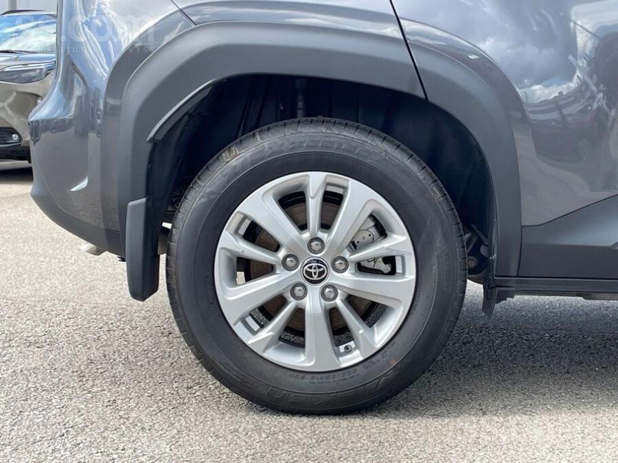 Grey Toyota Yaris 2025 in Riga, with an engine capacity of 1.50 L and mileage of 33 thousand km for 24590 €, photo 16 on AUTOMOTO.COM.LV