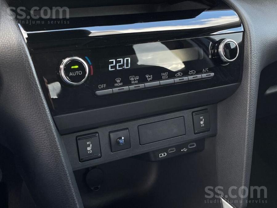 Grey Toyota Yaris 2025 in Riga, with an engine capacity of 1.50 L and mileage of 33 thousand km for 24590 €, photo 28 on AUTOMOTO.COM.LV