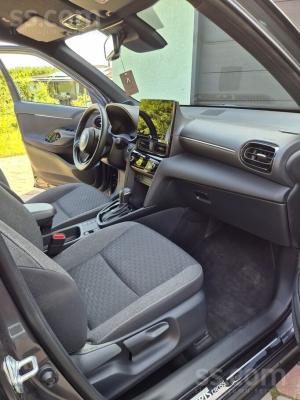 Grey Toyota Yaris 2025 in Riga, with an engine capacity of 1.50 L and mileage of 16 thousand km for 22900 €, photo 6 on AUTOMOTO.COM.LV