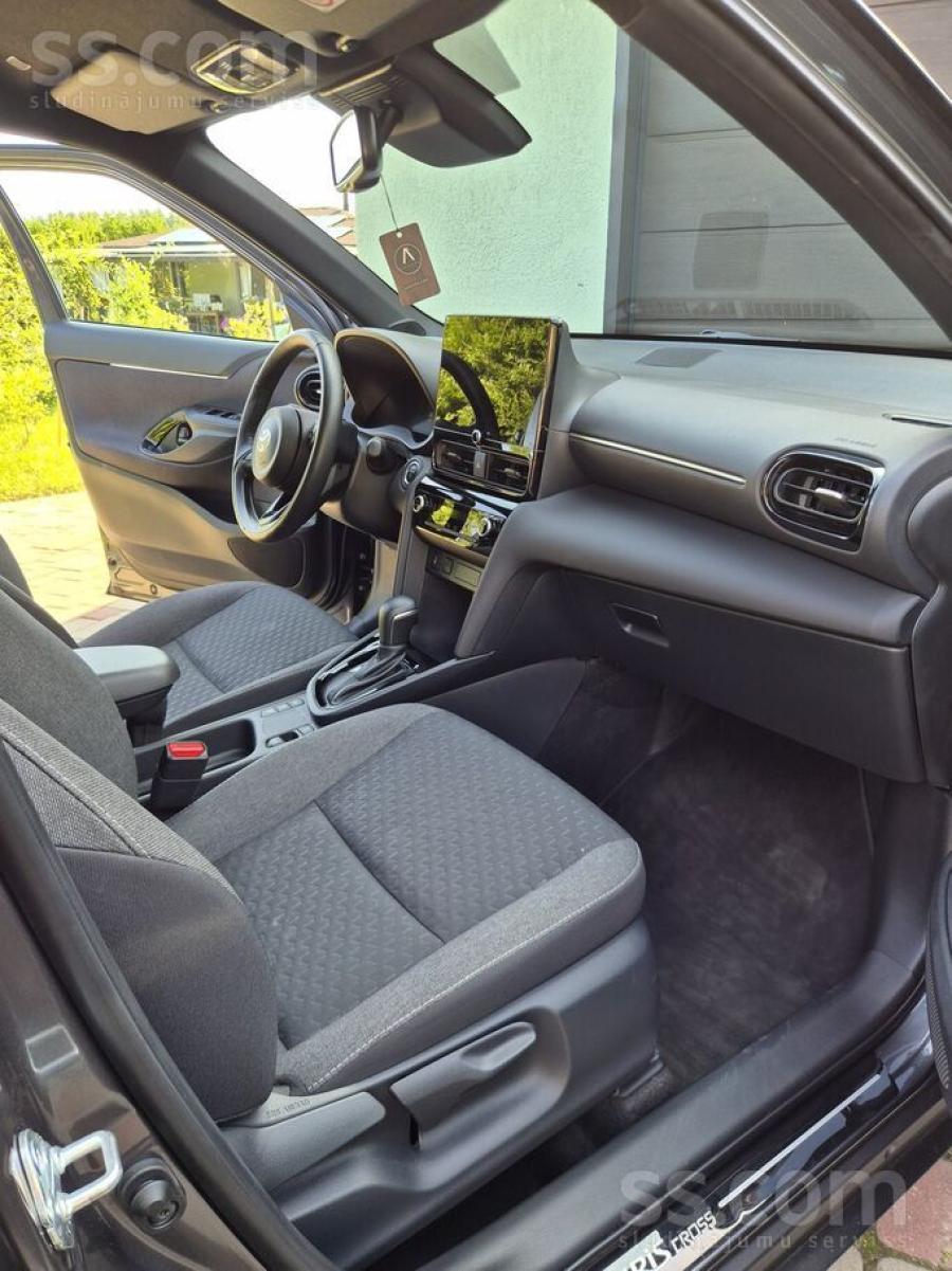 Grey Toyota Yaris 2025 in Riga, with an engine capacity of 1.50 L and mileage of 16 thousand km for 22900 €, photo 6 on AUTOMOTO.COM.LV
