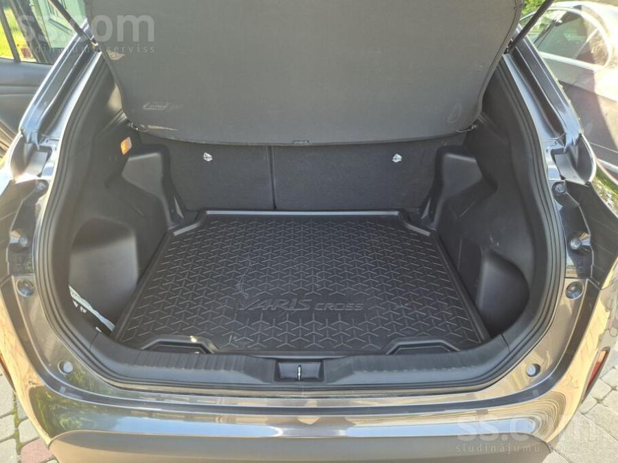 Grey Toyota Yaris 2025 in Riga, with an engine capacity of 1.50 L and mileage of 16 thousand km for 22900 €, photo 7 on AUTOMOTO.COM.LV