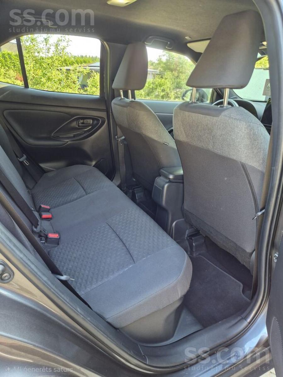 Grey Toyota Yaris 2025 in Riga, with an engine capacity of 1.50 L and mileage of 16 thousand km for 22900 €, photo 8 on AUTOMOTO.COM.LV