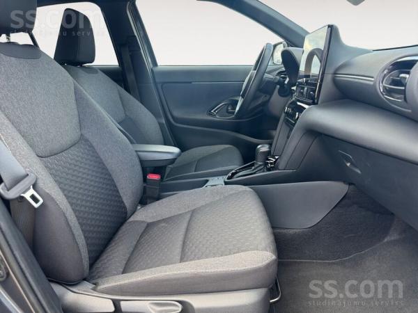Grey Toyota Yaris 2025 in Riga, with an engine capacity of 1.50 L and mileage of 29 thousand km for 23500 €, photo 6 on AUTOMOTO.COM.LV