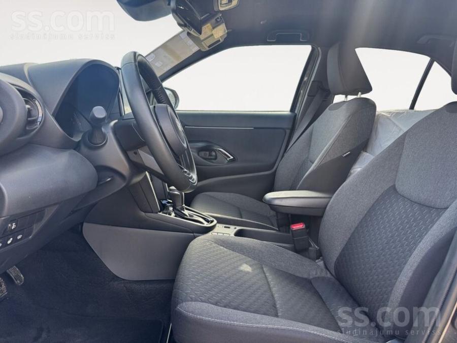 Grey Toyota Yaris 2025 in Riga, with an engine capacity of 1.50 L and mileage of 29 thousand km for 23500 €, photo 12 on AUTOMOTO.COM.LV