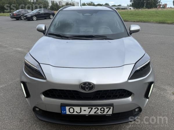 Grey Toyota Yaris 2025 in Riga, with an engine capacity of 1.50 L and mileage of 2 thousand km for 25900 €, photo 2 on AUTOMOTO.COM.LV
