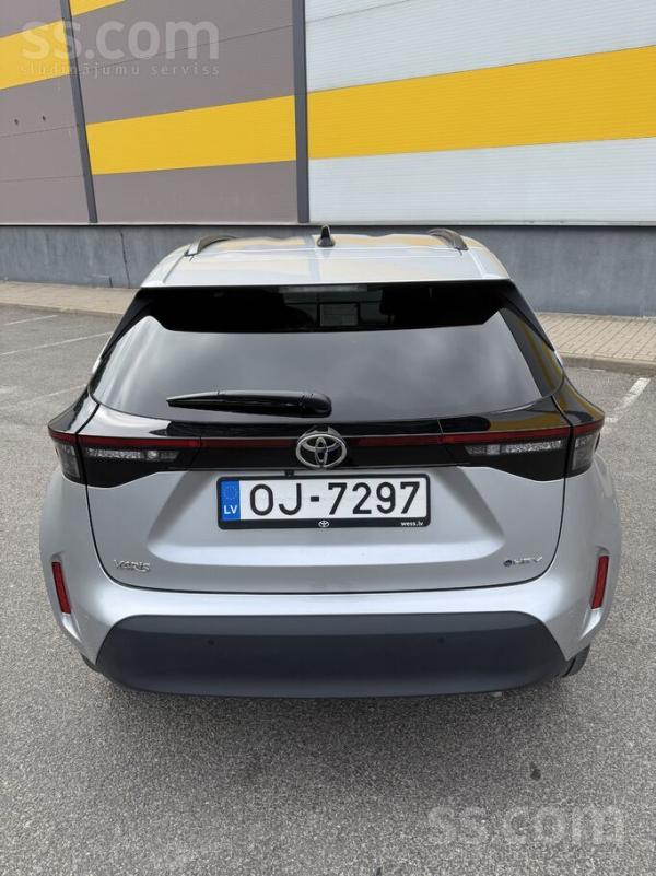 Grey Toyota Yaris 2025 in Riga, with an engine capacity of 1.50 L and mileage of 2 thousand km for 25900 €, photo 6 on AUTOMOTO.COM.LV