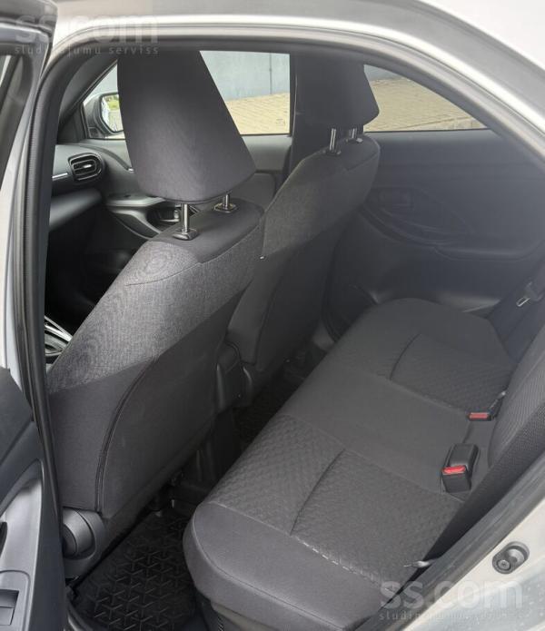 Grey Toyota Yaris 2025 in Riga, with an engine capacity of 1.50 L and mileage of 2 thousand km for 25900 €, photo 8 on AUTOMOTO.COM.LV