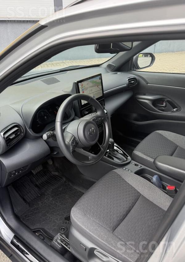 Grey Toyota Yaris 2025 in Riga, with an engine capacity of 1.50 L and mileage of 2 thousand km for 25900 €, photo 9 on AUTOMOTO.COM.LV