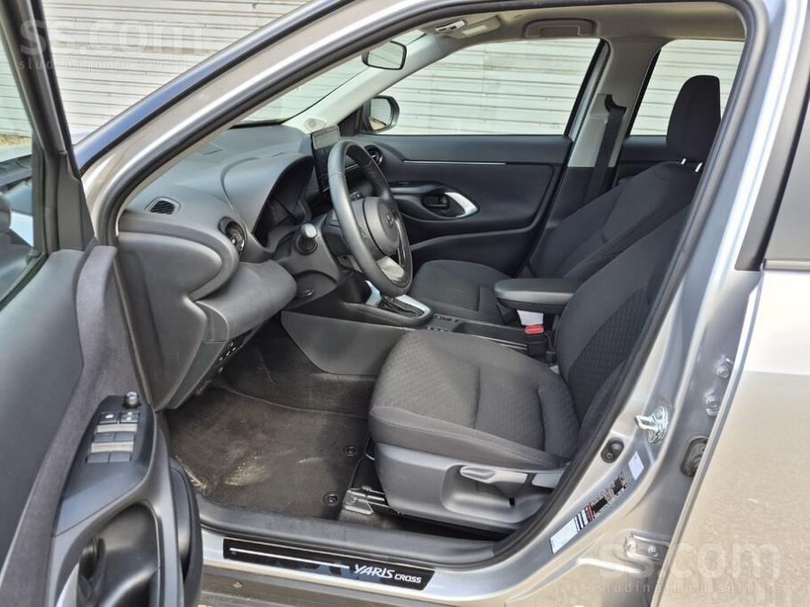 Grey Toyota Yaris 2025 in Riga, with an engine capacity of 1.50 L and mileage of 35 thousand km for 23300 €, photo 9 on AUTOMOTO.COM.LV