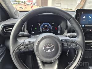 Grey Toyota Yaris 2025 in Riga, with an engine capacity of 1.50 L and mileage of 35 thousand km for 23300 €, photo 13 on AUTOMOTO.COM.LV