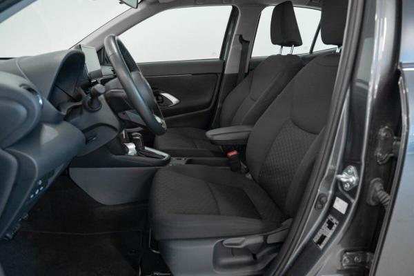 Grey Toyota Yaris 2025 in Vilnius, with an engine capacity of 1.50 L and mileage of 34 thousand km for 23900 €, photo 8 on AUTOMOTO.COM.LV