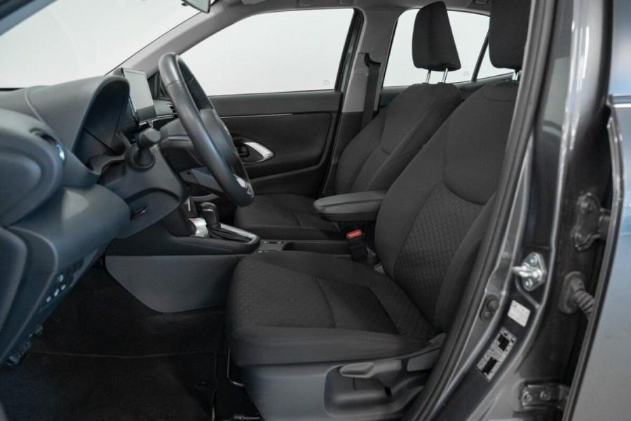 Grey Toyota Yaris 2025 in Vilnius, with an engine capacity of 1.50 L and mileage of 34 thousand km for 23900 €, photo 8 on AUTOMOTO.COM.LV